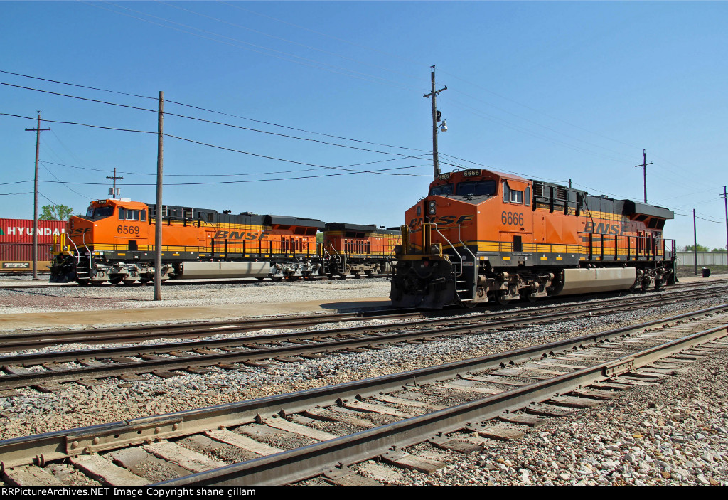 BNSF 6666 !!!! and a brand new C4 Gevo!!!
